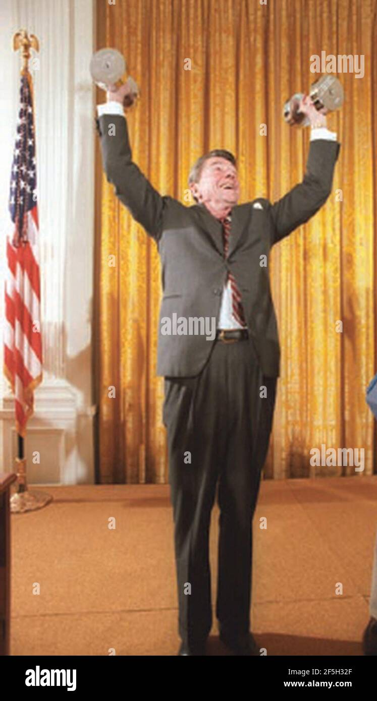 Lifting weights historic hi-res stock photography and images - Alamy