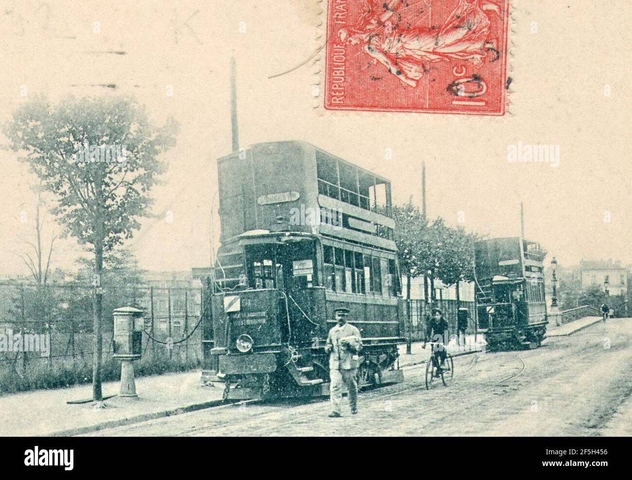 Recharge d'un tram à accumulateur TPDS à Pont de Puteaux Stock Photo ...