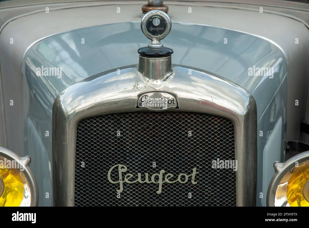 Antique car emblems hi-res stock photography and images - Alamy