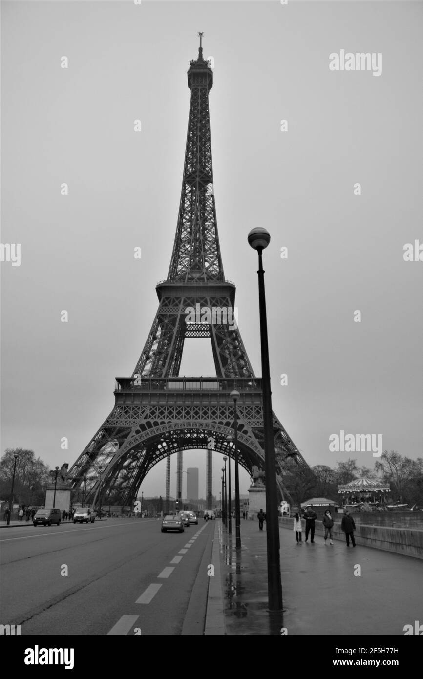 Bench eiffel tower hi-res stock photography and images - Alamy