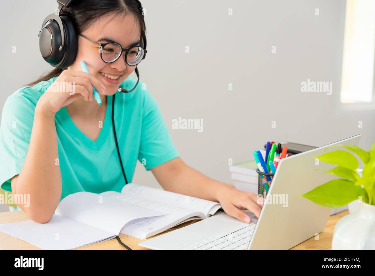 Computer class headphones hi-res stock photography and images - Alamy
