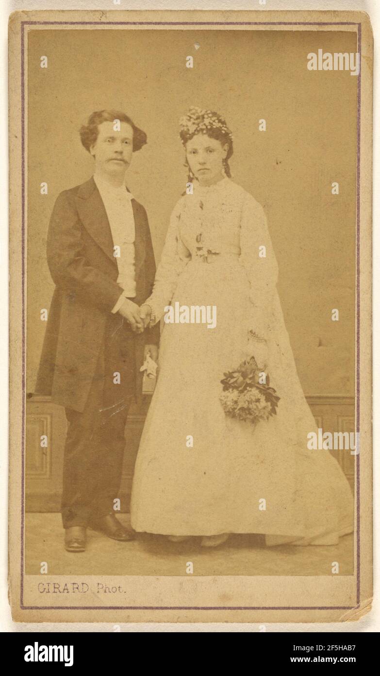 Paris wedding couple pose hi-res stock photography and images - Alamy