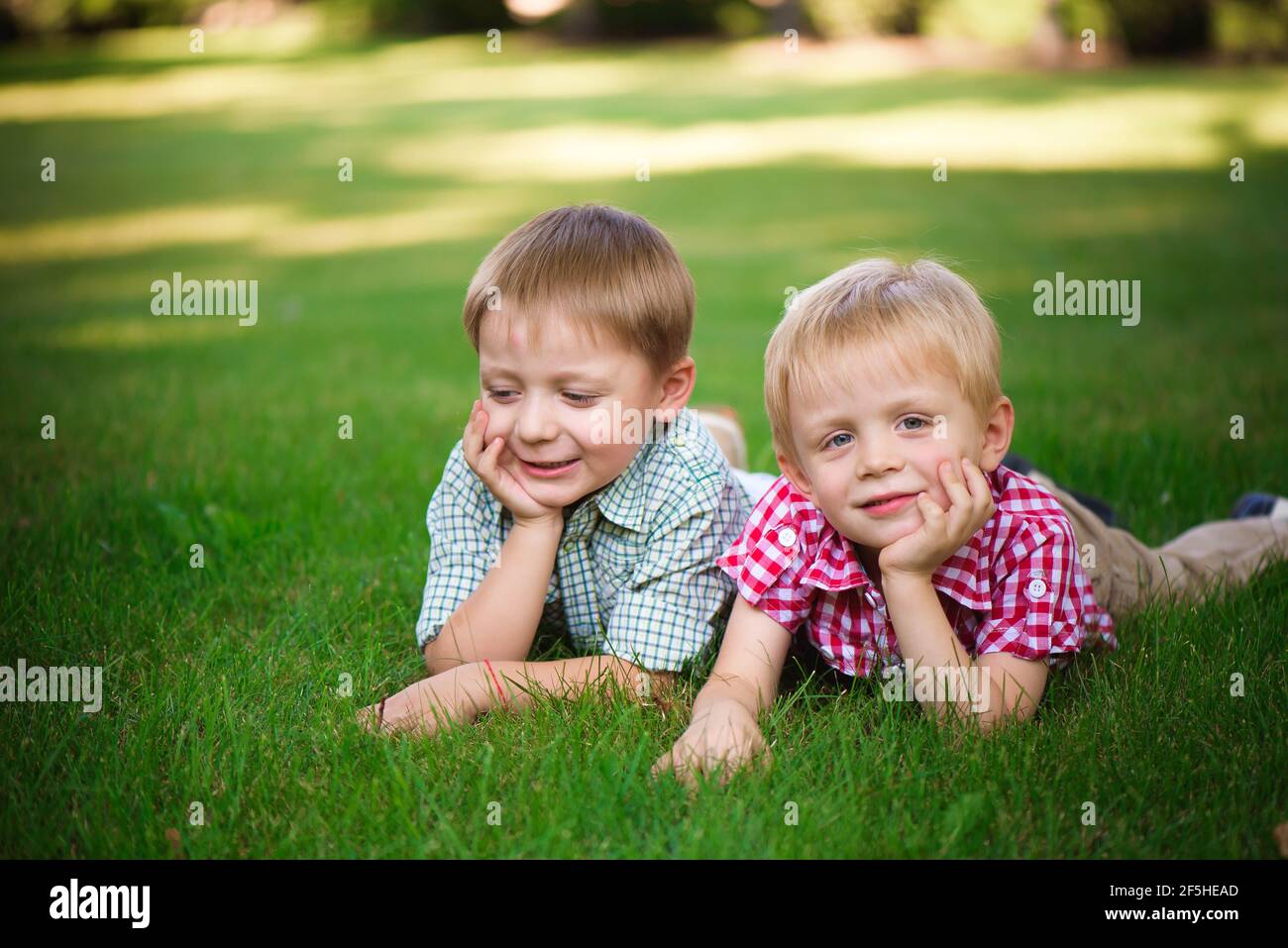 Two young brothers fighting hi-res stock photography and images - Alamy