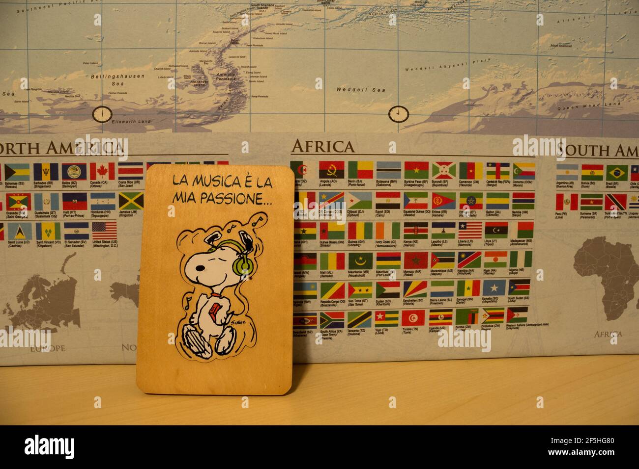 Wooden plate showing Snoopy from Peanuts cartoon Stock Photo - Alamy