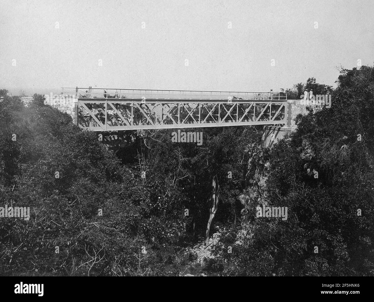 Puente rojo hi-res stock photography and images - Alamy
