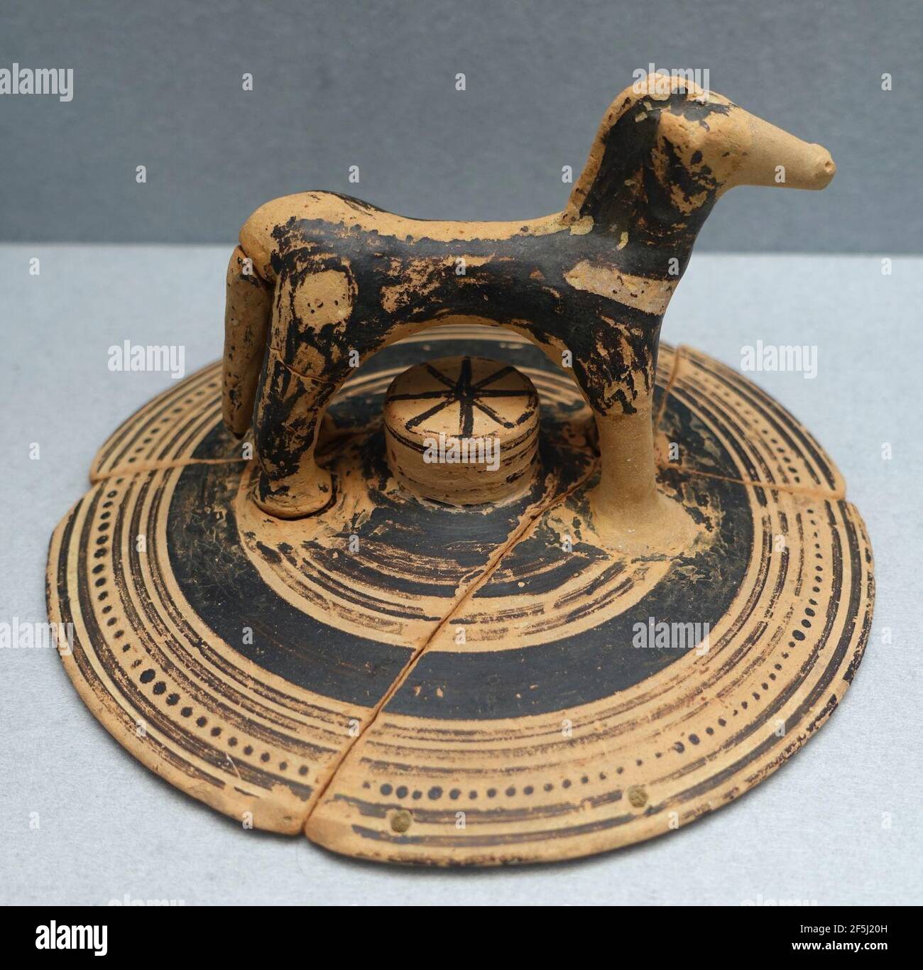 Attic geometric pyxis hi-res stock photography and images - Alamy