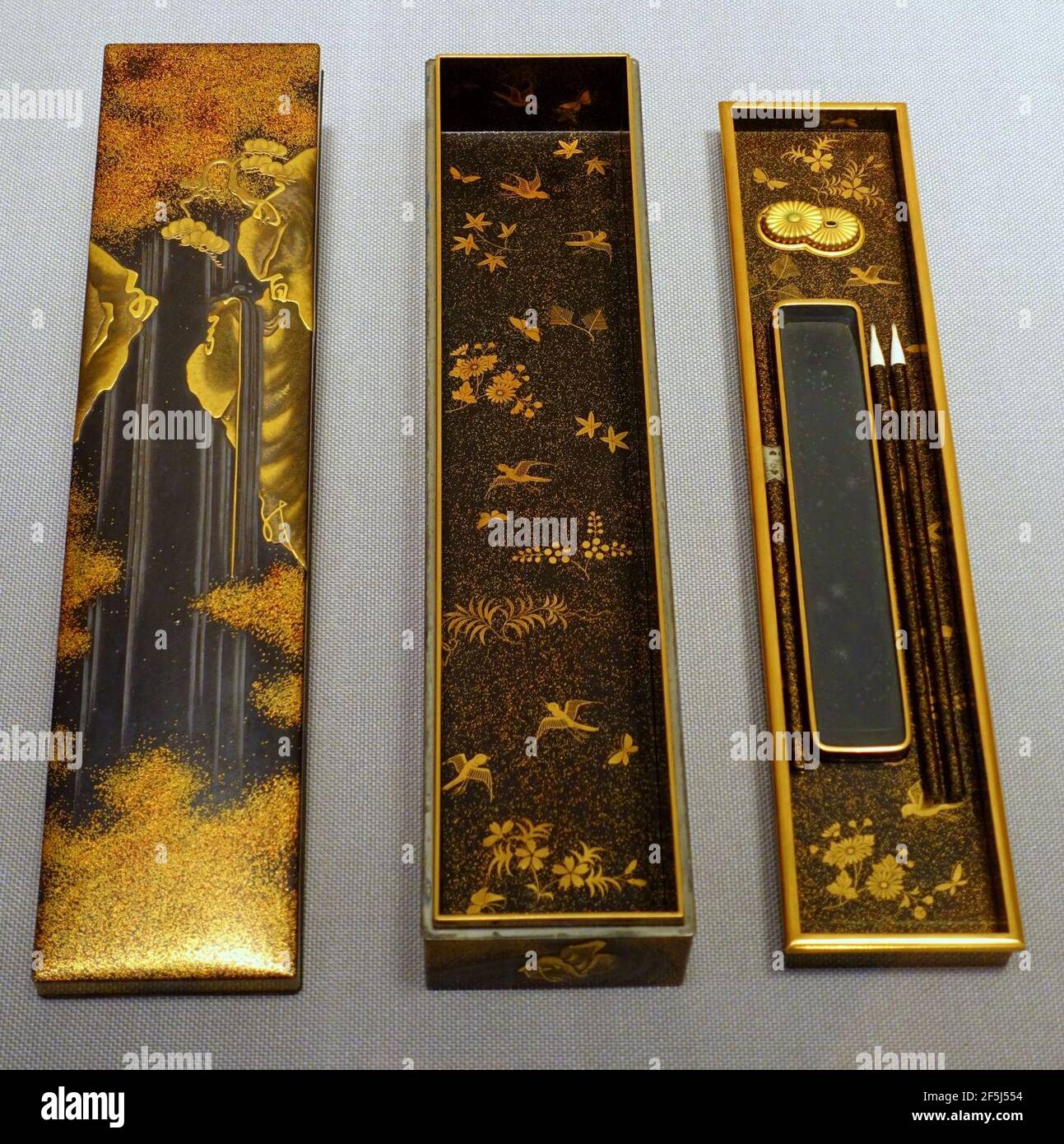 Rectangular writing box with Nunobiki waterfall design, by Ogawa Shomin ...