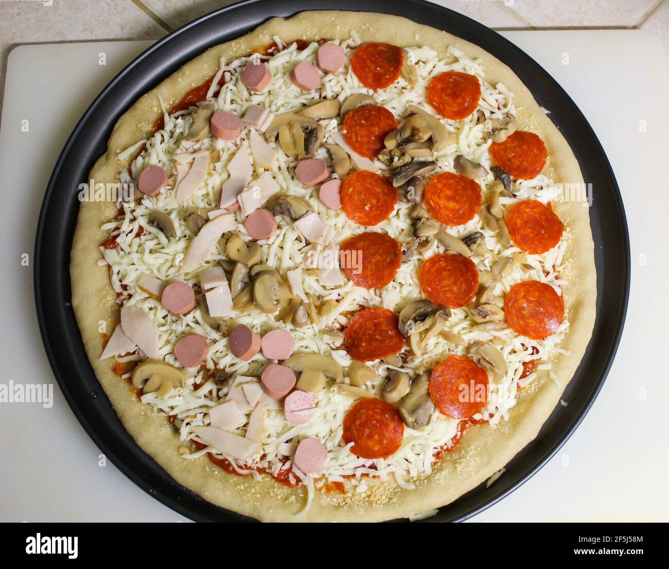 Pizza pepperoni mushrooms hi-res stock photography and images - Alamy