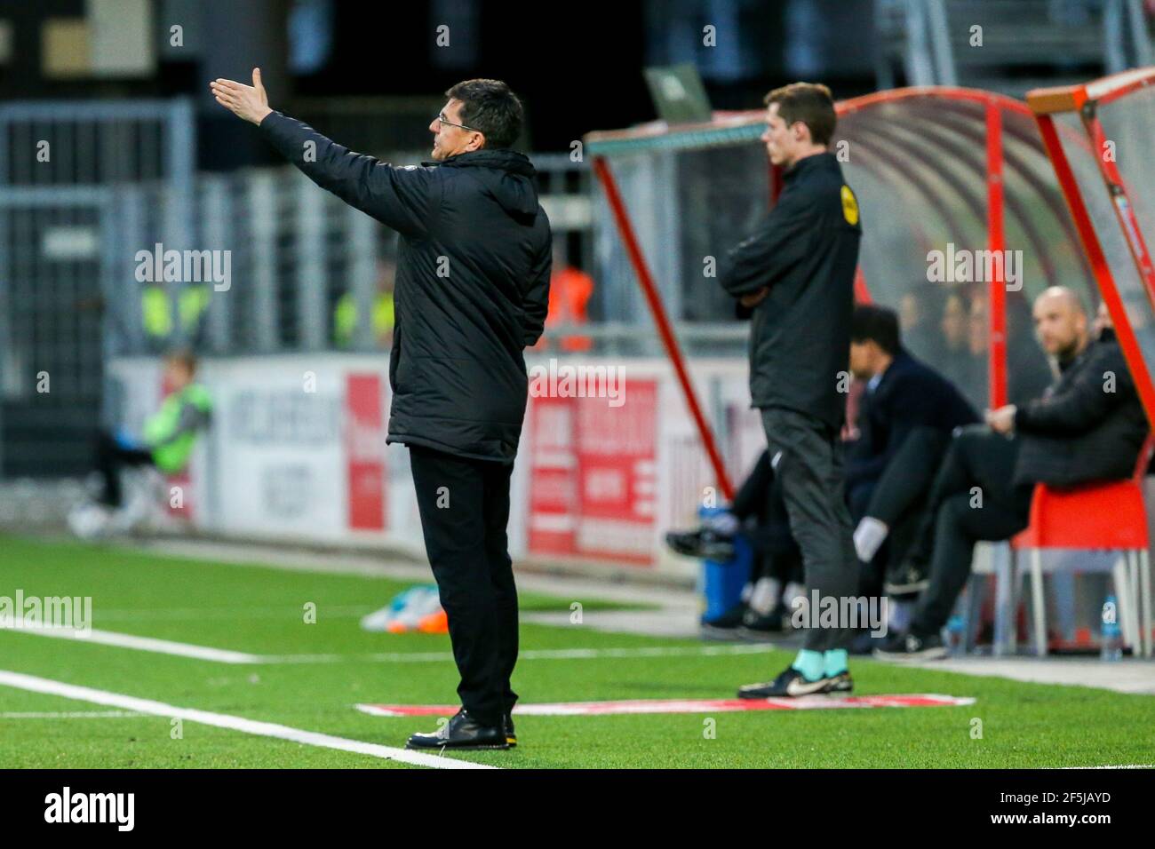 MAASTRICHT, NETHERLANDS - MARCH 26: Coach Darije Kalezic of MVV ...