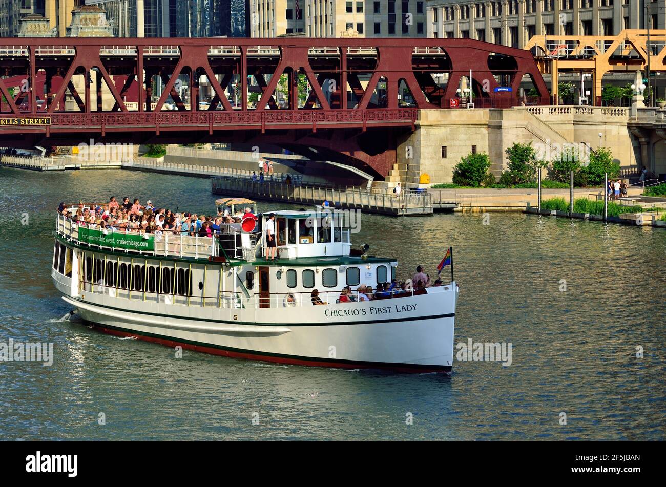 Chicago, Illinois, USA. A tour boat cruising the Chicago River after ...