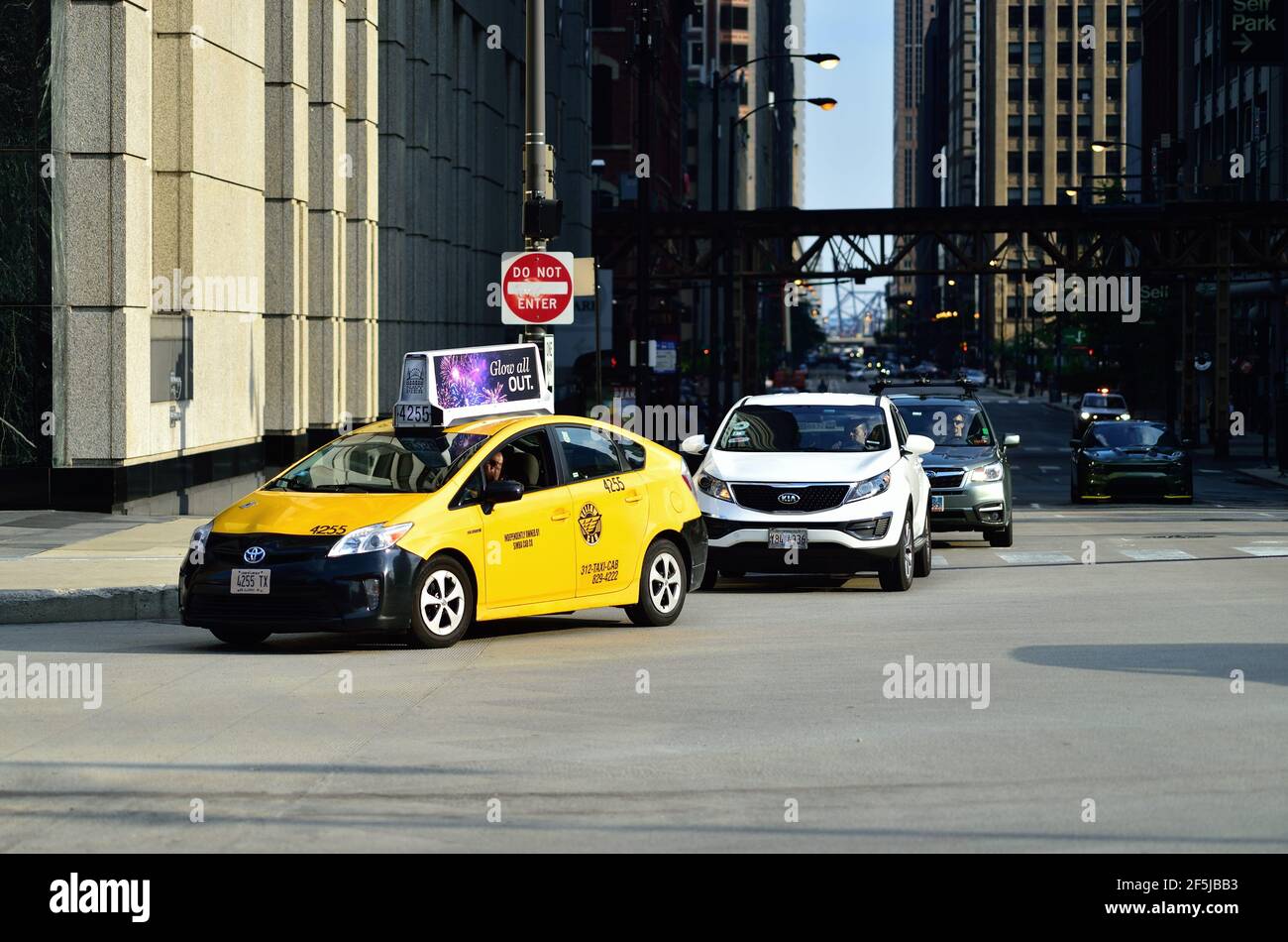 Chicago, Illinois, USA. Taxis turning onto Wacker Drive in downtown ...