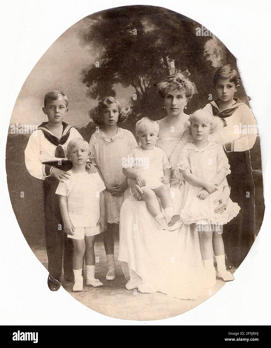 Queen victoria with her children hi-res stock photography and images ...