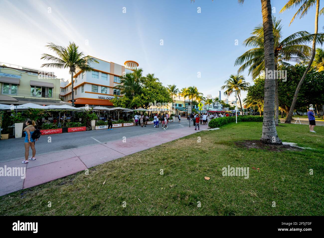 Photo of Spring Break in Miami Beach with police enforced 8pm curfew ...