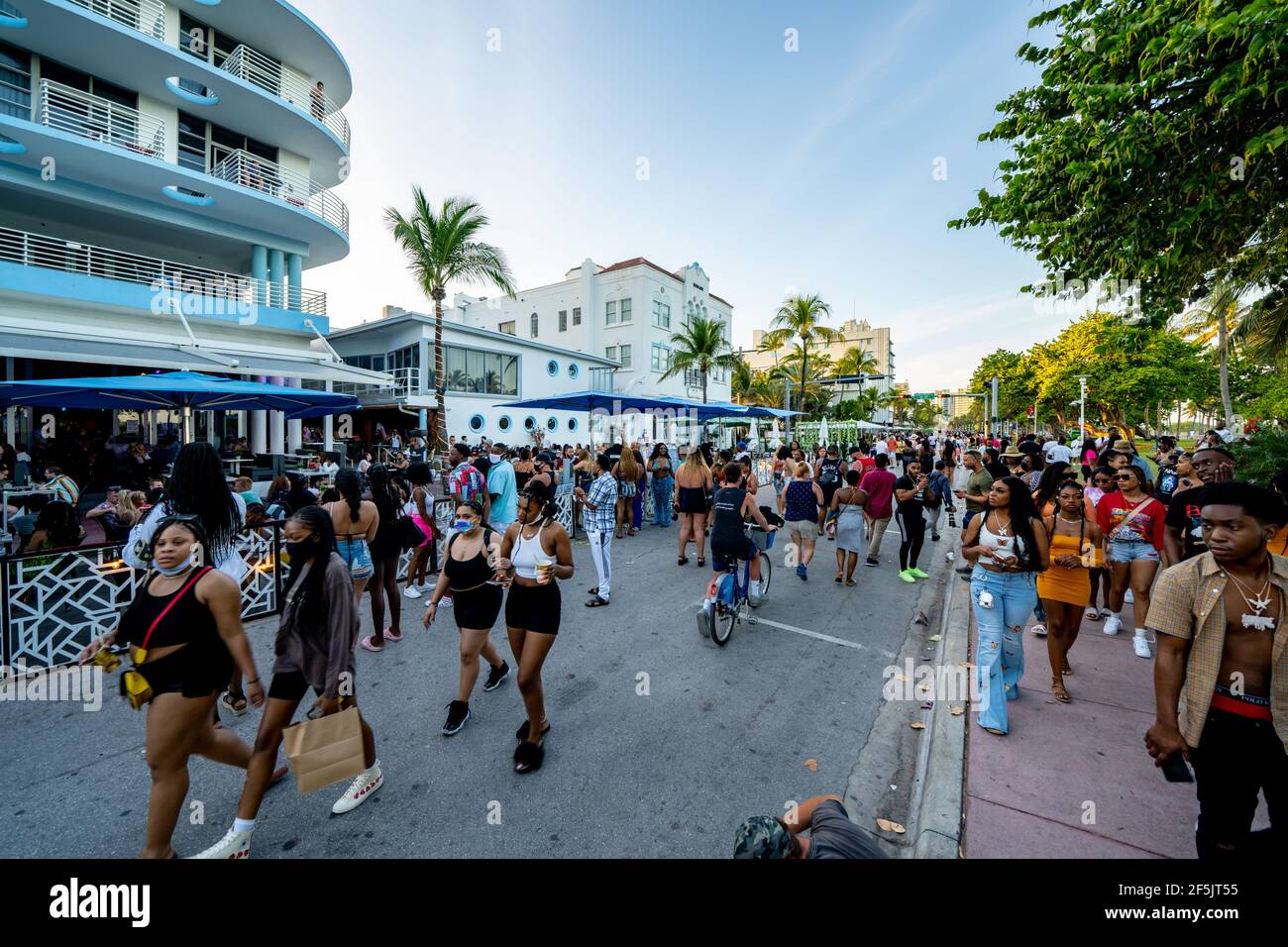 Photo of Spring Break in Miami Beach with police enforced 8pm curfew ...