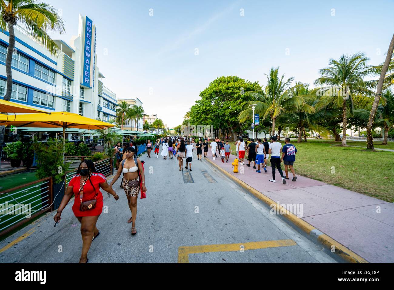 Photo of Spring Break in Miami Beach with police enforced 8pm curfew ...