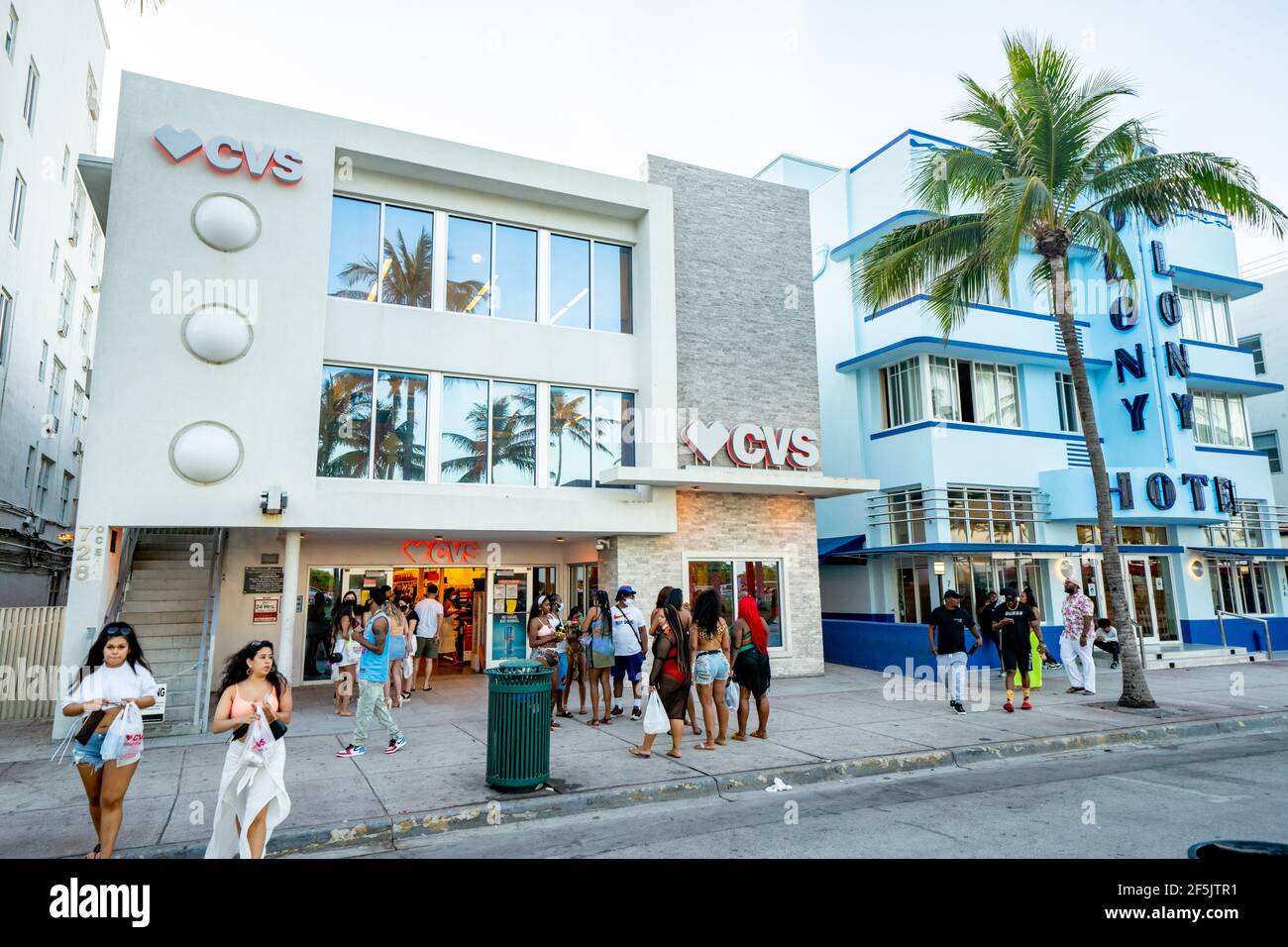 Photo of Spring Break in Miami Beach with police enforced 8pm curfew ...