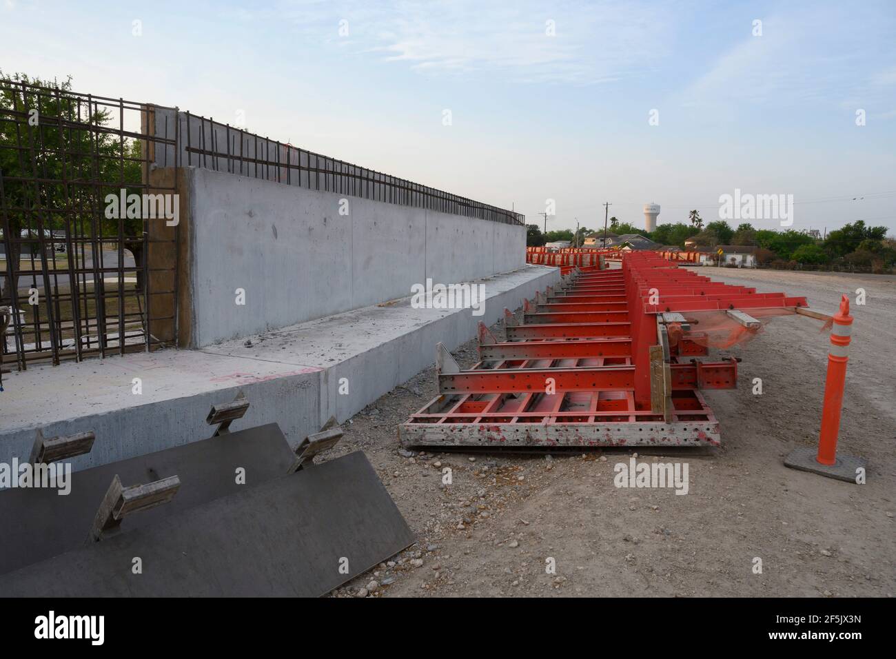 Stalled border wall hi-res stock photography and images - Alamy