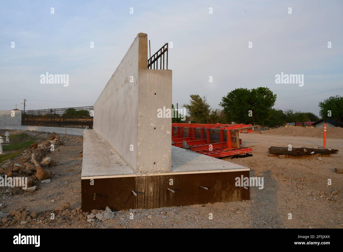 Stalled border wall hi-res stock photography and images - Alamy