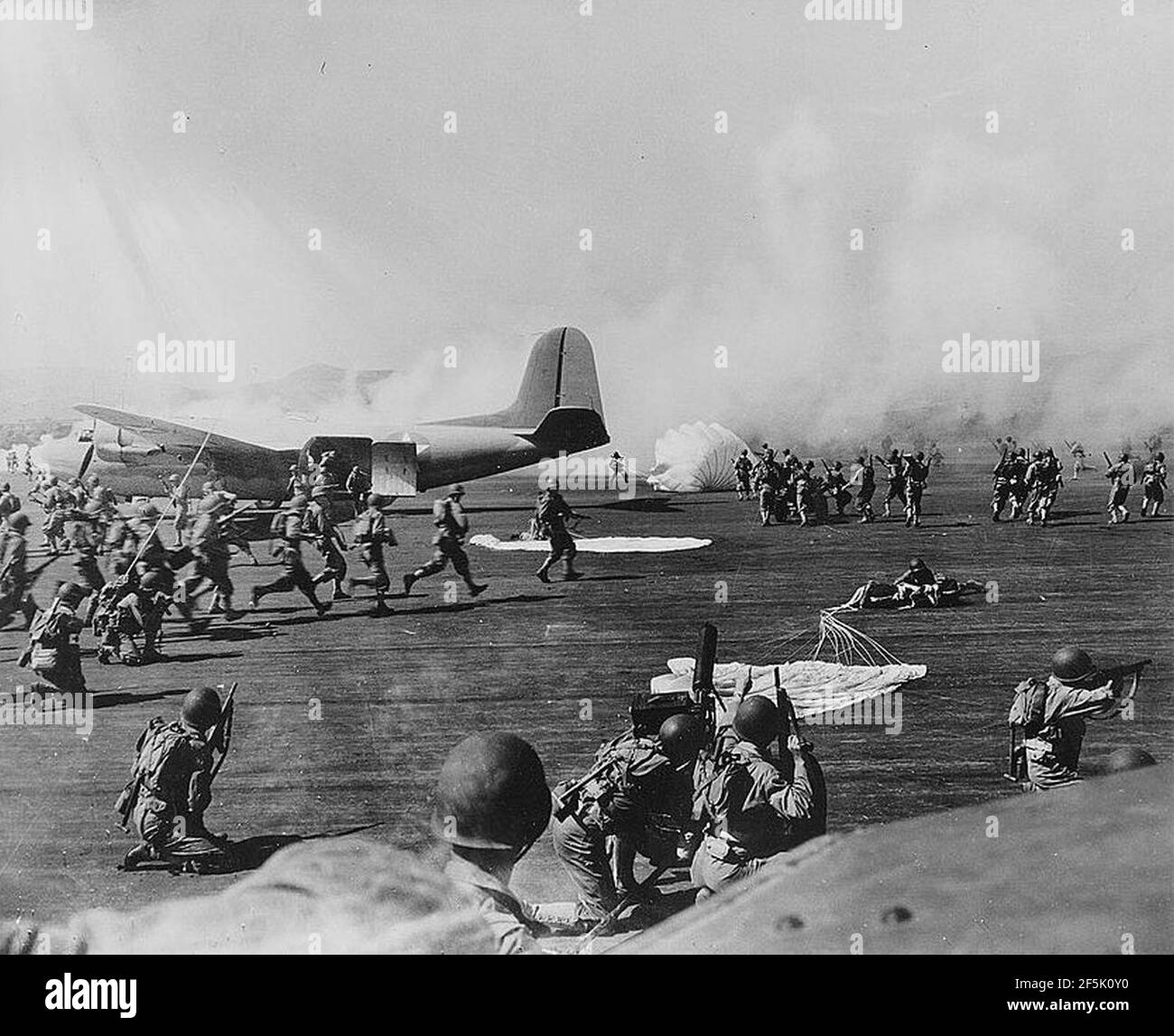 R3D Marines maneouver4 1942 Stock Photo - Alamy
