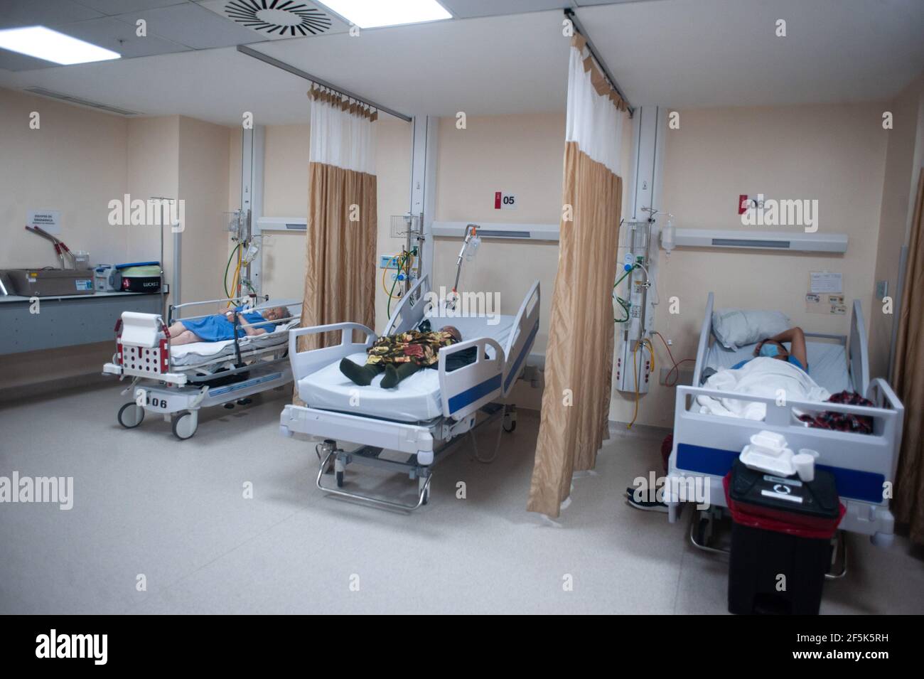 Waiting room intensive care unit hi-res stock photography and images ...