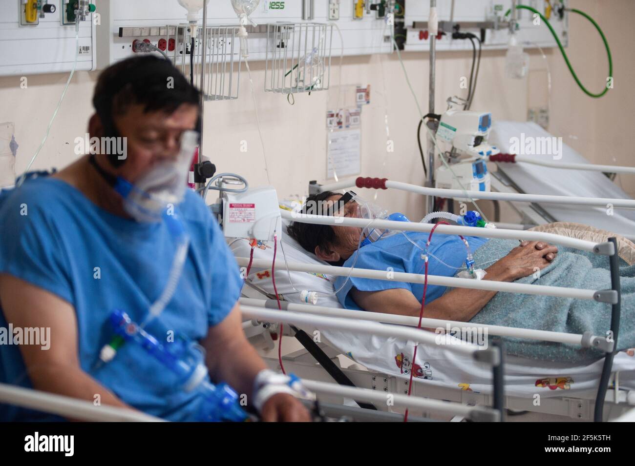 Masks waiting rooms hi-res stock photography and images - Alamy