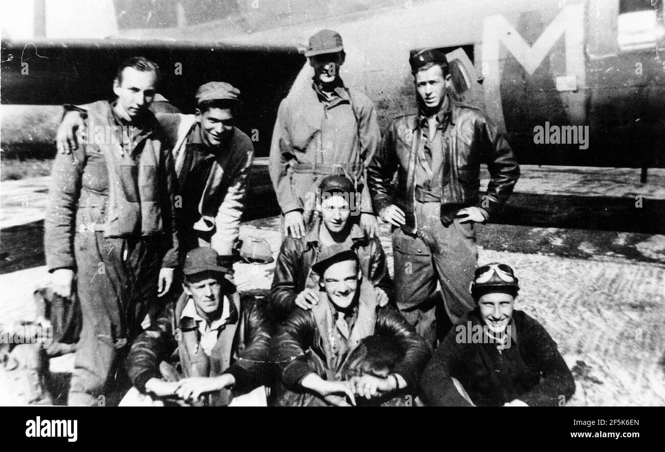 RAF Chelveston - 305th Bombardment Group -B-17 Crew Unknown Stock Photo ...