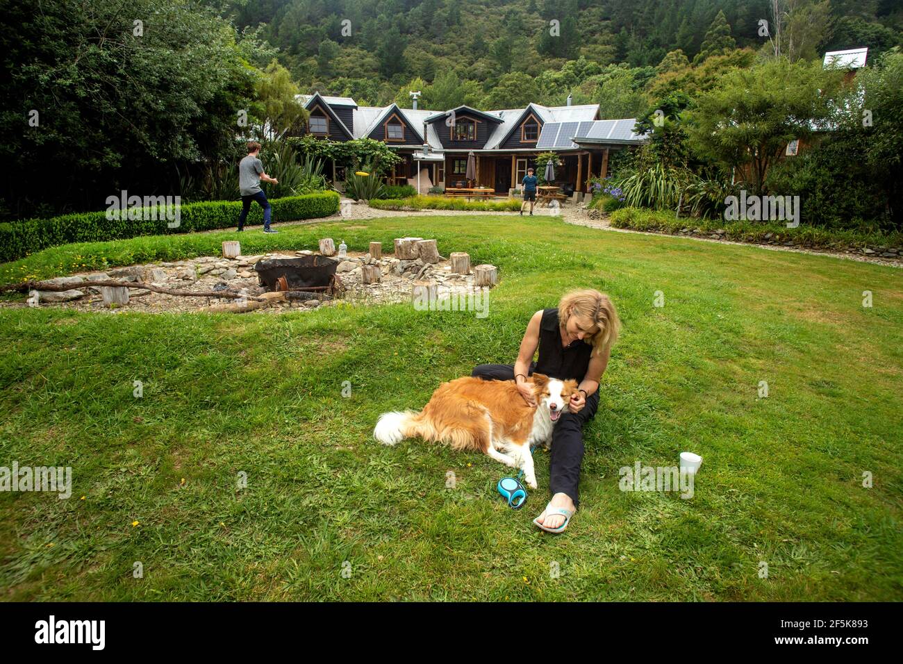 Nydia Track with a dog, Kaiuma Bay to Duncan Bay, Marlborough, New ...