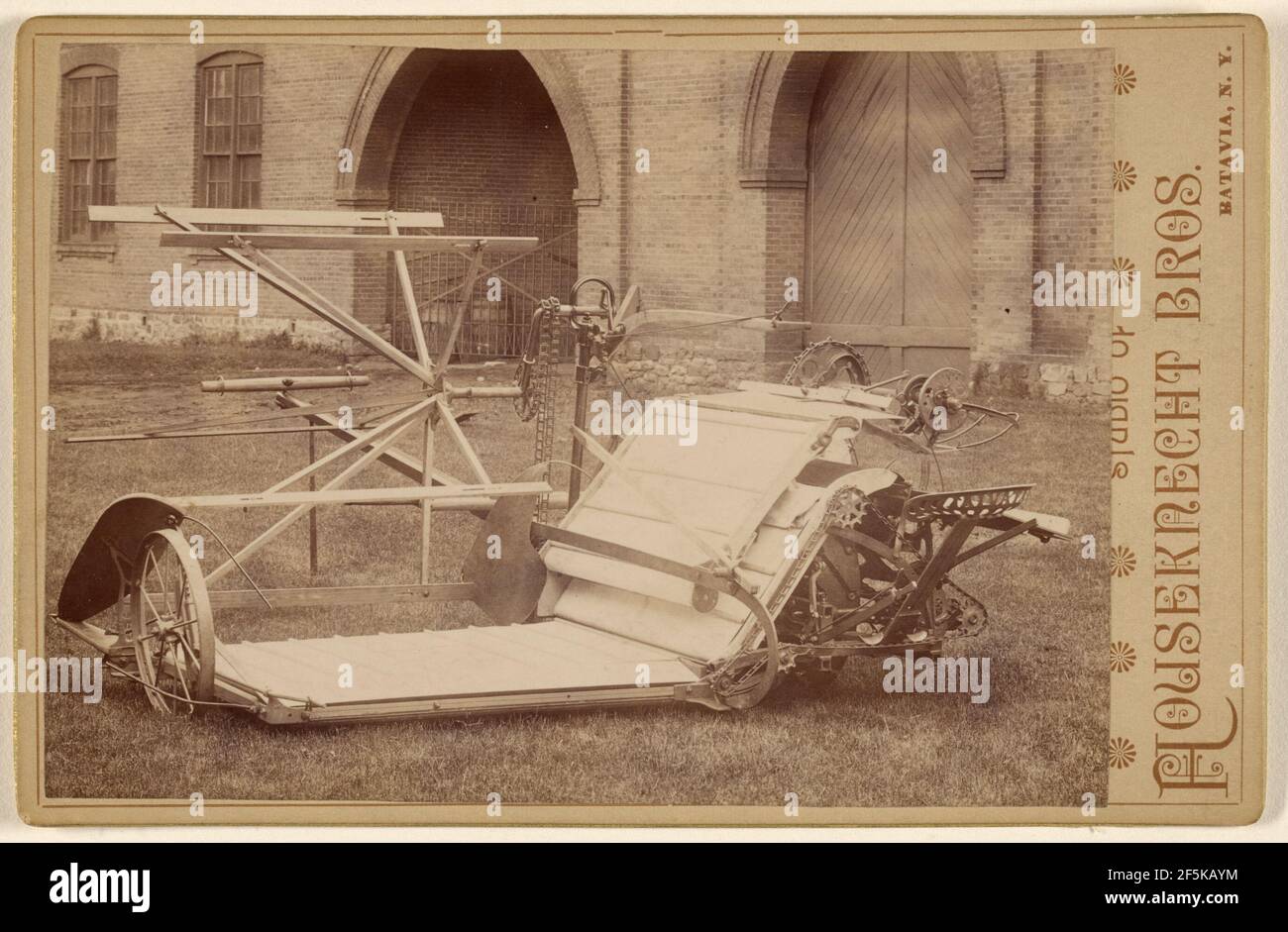 A reaper-binder farm implement. Houseknecht & Brothers Stock Photo - Alamy