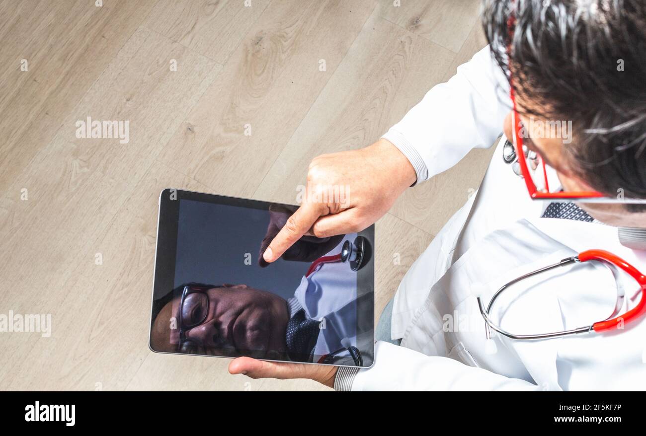 Doctor holding ipad hi-res stock photography and images - Alamy