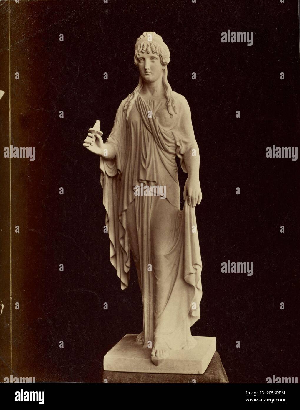 Classical female statue hi-res stock photography and images - Alamy