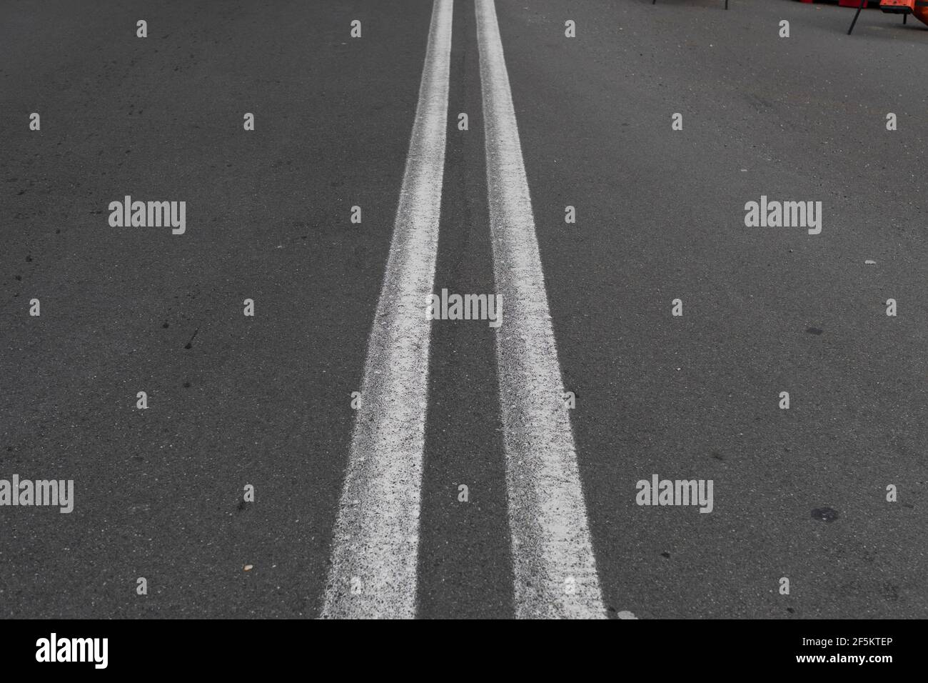 center line on an asphalted suburban road Stock Photo - Alamy