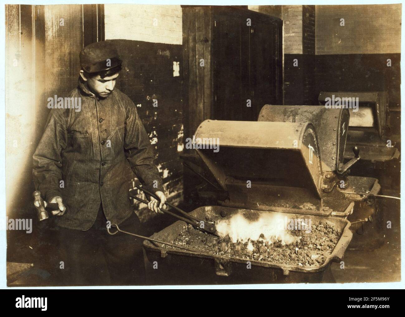 Regular Forge - Drawing out a lathe tool. See 4168 Stock Photo - Alamy