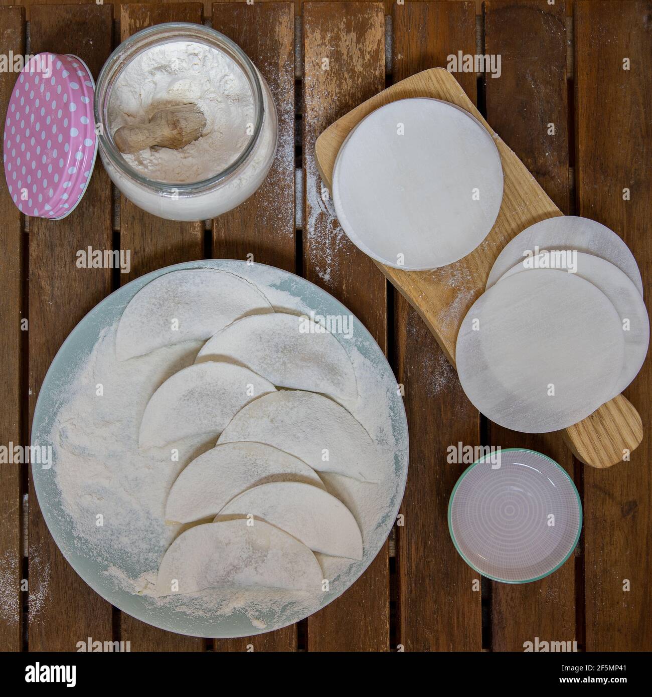 Making Chinese Dumplings wonton Stock Photo Alamy making-chinese-dumplings-wonton-stock-photo-alamy