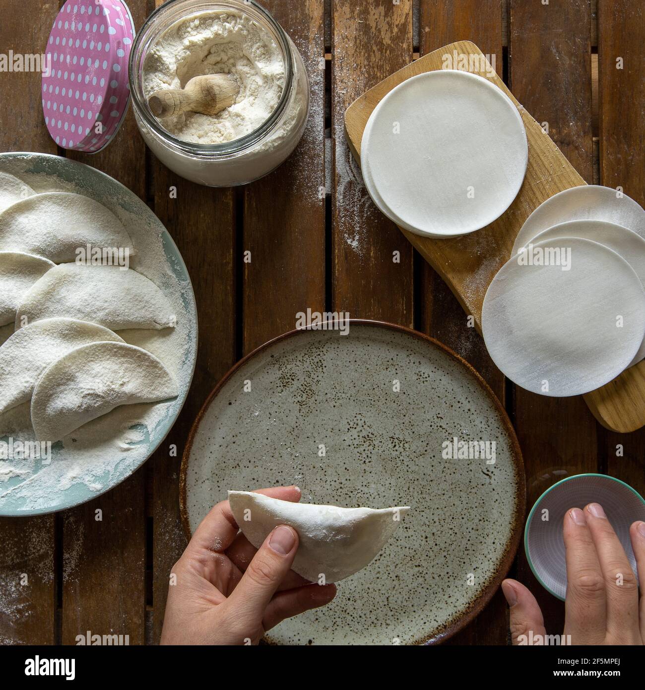 Making Chinese Dumplings wonton Stock Photo Alamy making-chinese-dumplings-wonton-stock-photo-alamy