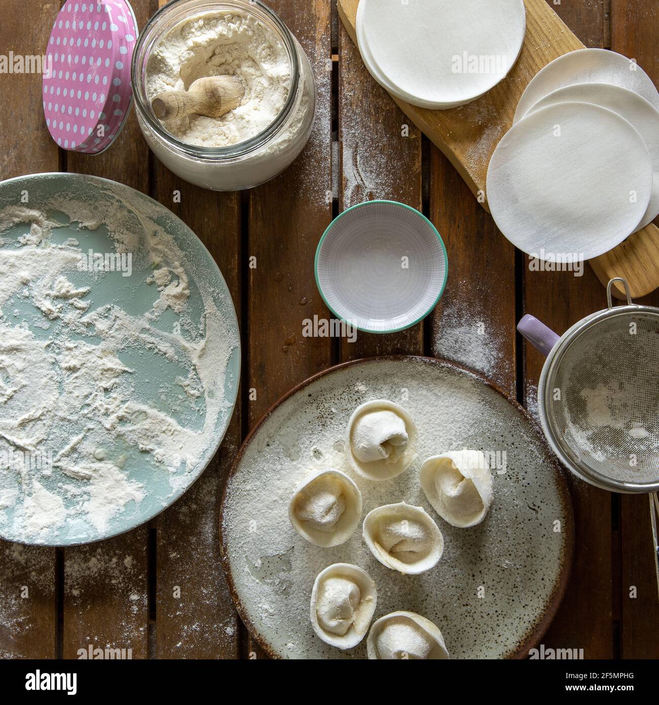 Making Chinese Dumplings wonton Stock Photo Alamy making-chinese-dumplings-wonton-stock-photo-alamy