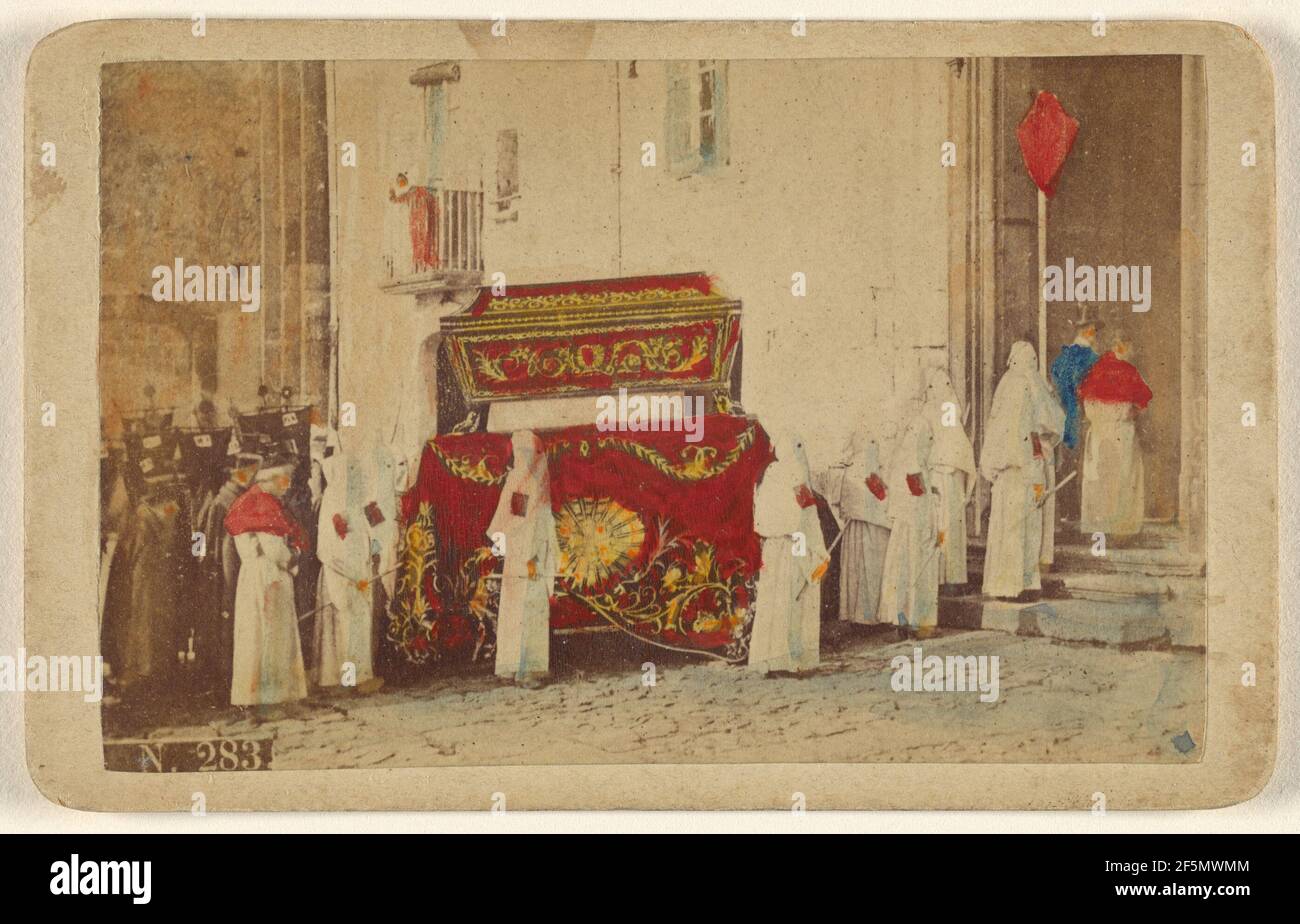 Funeral procession with men wearing white-hooded outfits. Fotografia ...