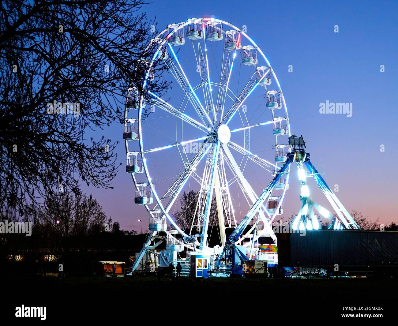 Ferris wheel at the amusement park at dusk, at night. Horizontal view ...