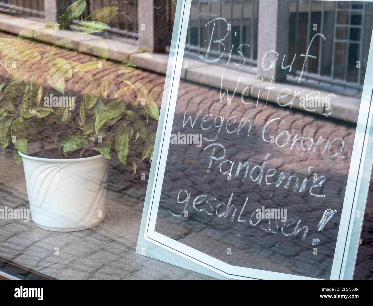 Closed until further notice sign hi-res stock photography and images ...