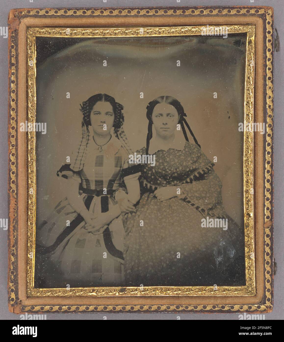 Two seated women hi-res stock photography and images - Alamy