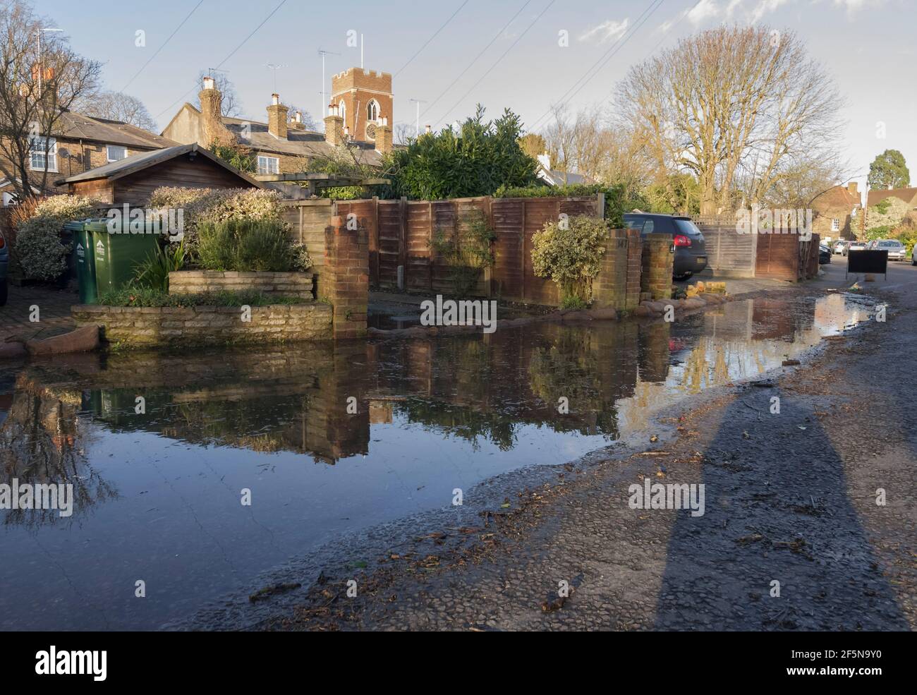 Church flooded uk hi-res stock photography and images - Alamy