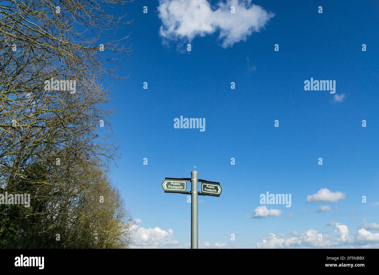 Footpath sign in countryside hi-res stock photography and images - Alamy