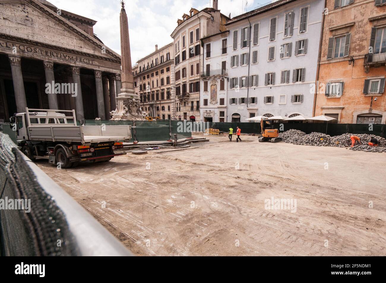 The redevelopment and extraordinary maintenance of the squares and ...
