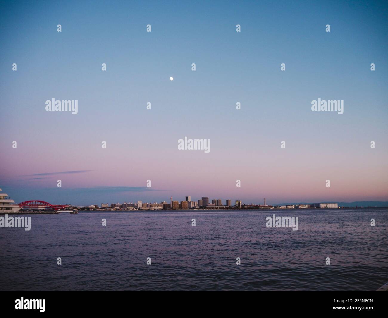 Office building near tower bridge hi-res stock photography and images ...