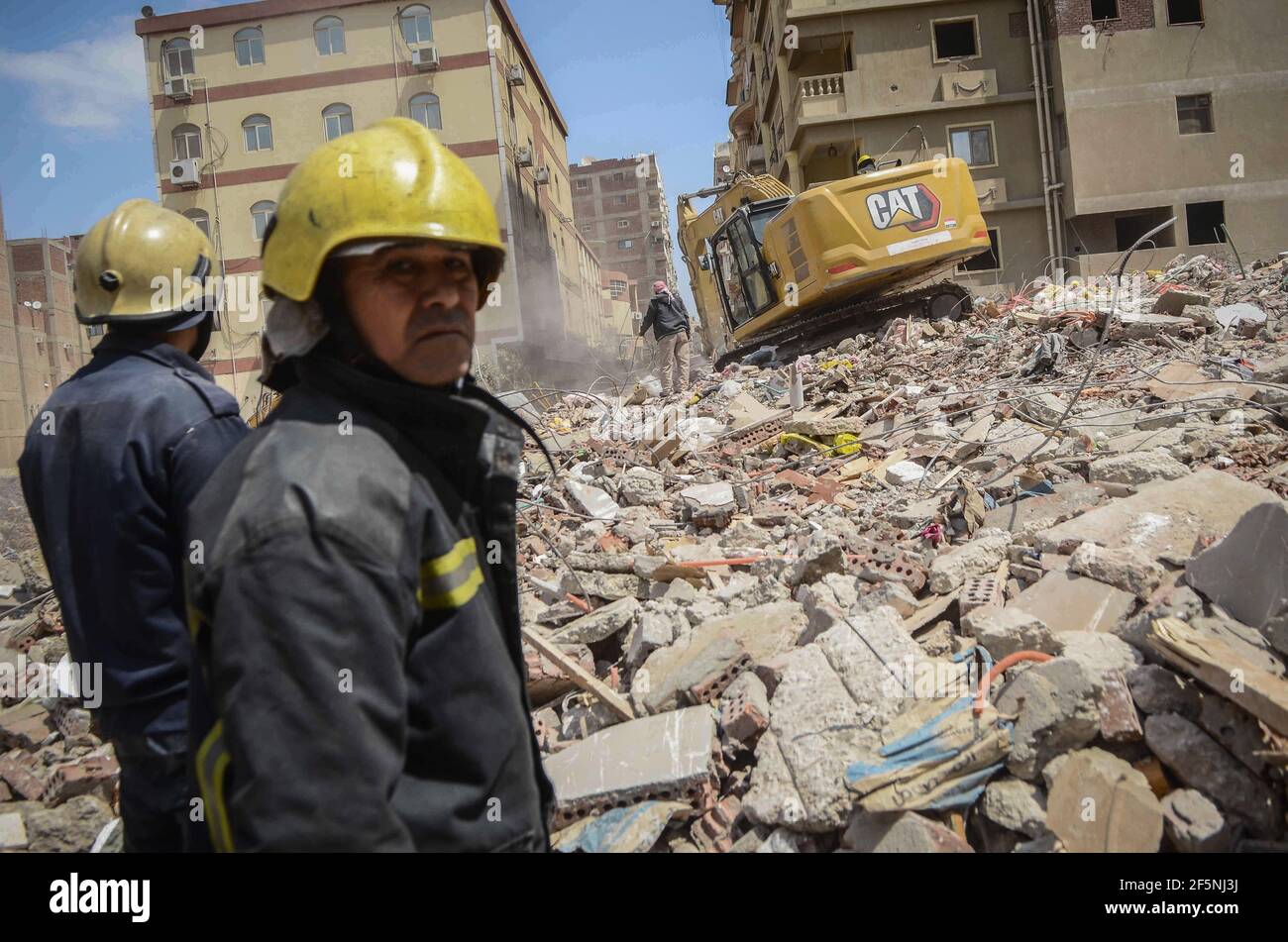 Cairo, Egypt. 27th Mar, 2021. Firefighters search for survivors at the ...