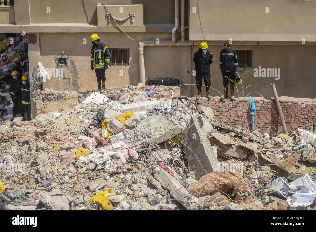 Cairo, Egypt. 27th Mar, 2021. Firefighters search for survivors at the ...