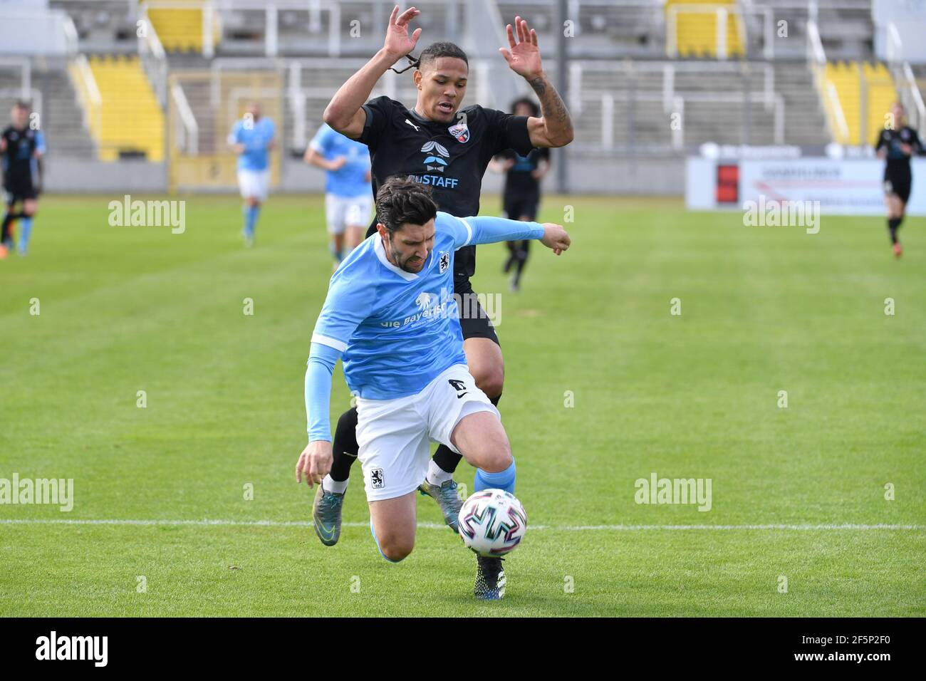 Justin BUTLER (IN), action, duels versus Stefan SALGER (TSV Munich 1860 ...