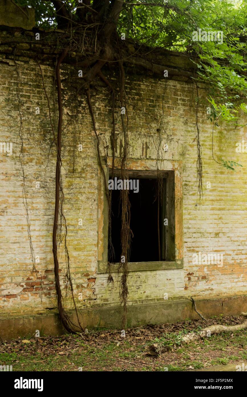 Old building in ruins hi-res stock photography and images - Alamy