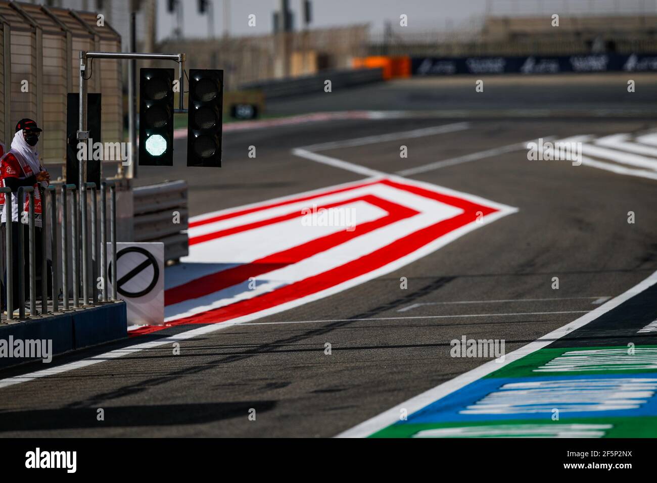 Pitlane red light system during Formula 1 Gulf Air Bahrain Grand Prix ...