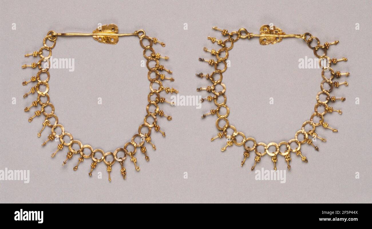 Two chains hi-res stock photography and images - Alamy