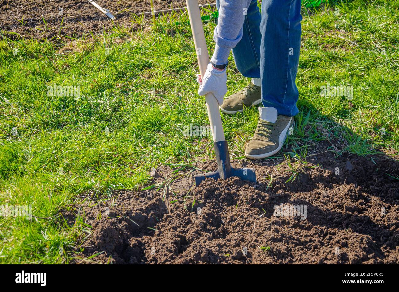 Farmer digging hi-res stock photography and images - Alamy